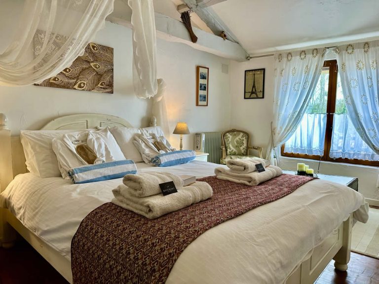 Maison Maurice - Idyllic Two-Bedroom Holiday Cottage with Pool
